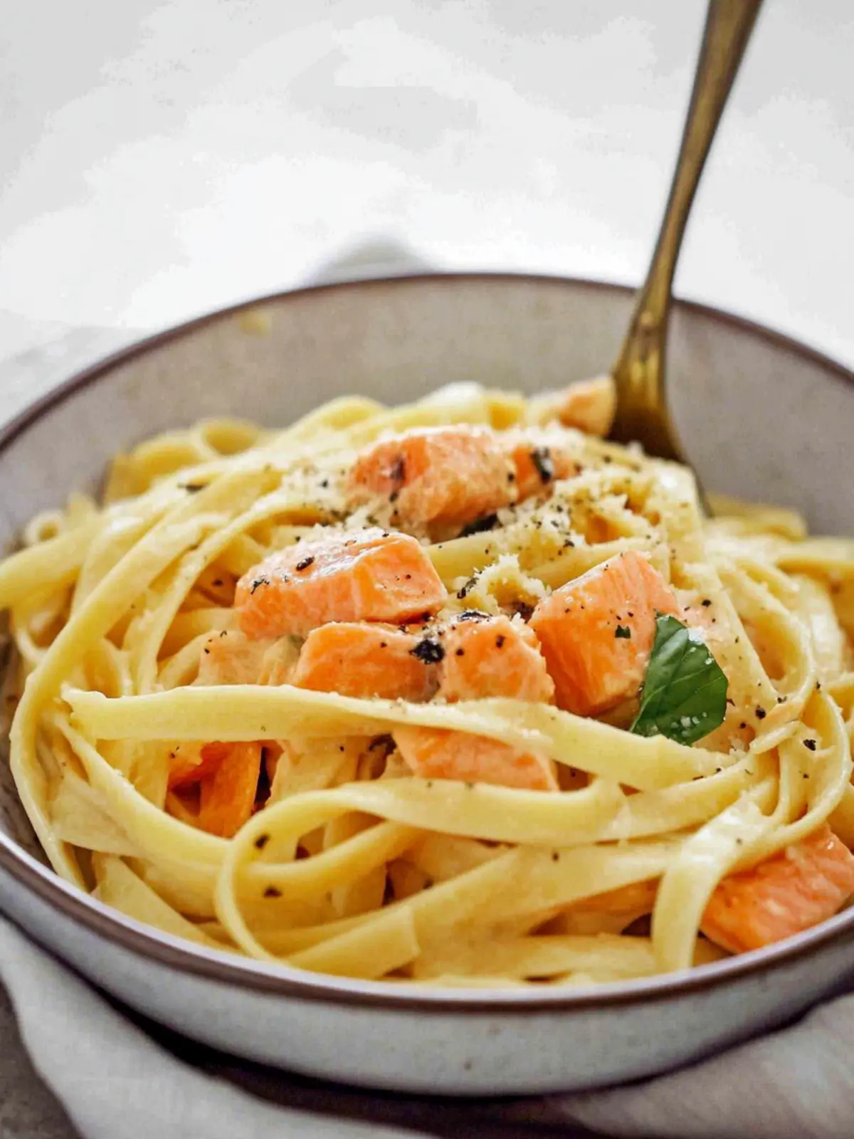 Easy Salmon Fettuccine: A Deliciously Creamy Dinner